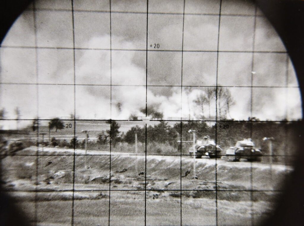 Durchs Visier: Zwei deutsche Panther-Panzer der 5. SS-Panzerdivision ...